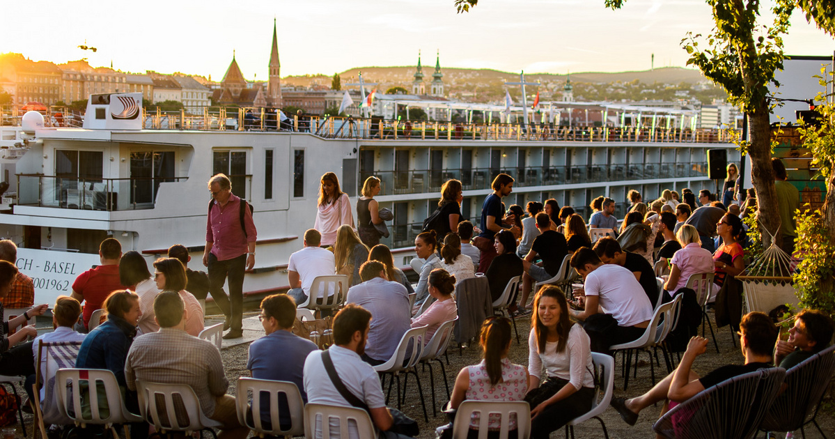 Dancing Plague - A Sunday Sundown rave at Pontoon - English - We love ...