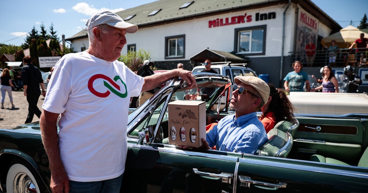 Index - Belföld - Magyar Péter „Tónitól” kapott kabrióval járta be a ...