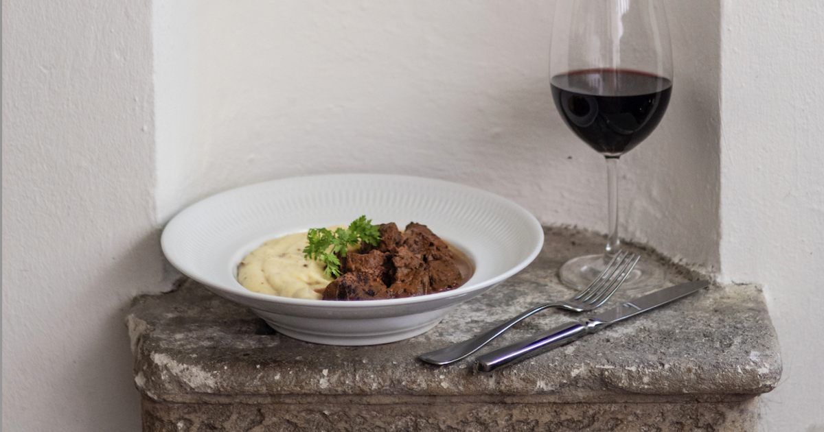 Seasonal bear stew served at 21 Restaurant in Buda Castle - English ...