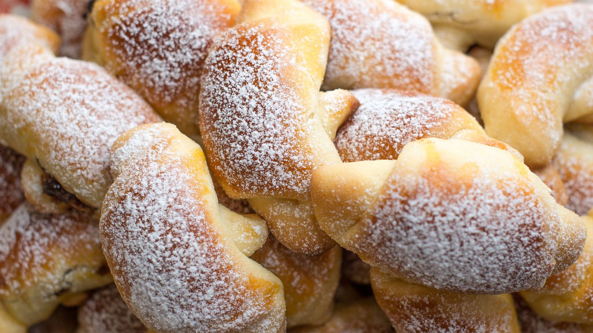 Puha, foszlós szilvás kifli: rögtön dupla adaggal süsd - Receptek | Sóbors