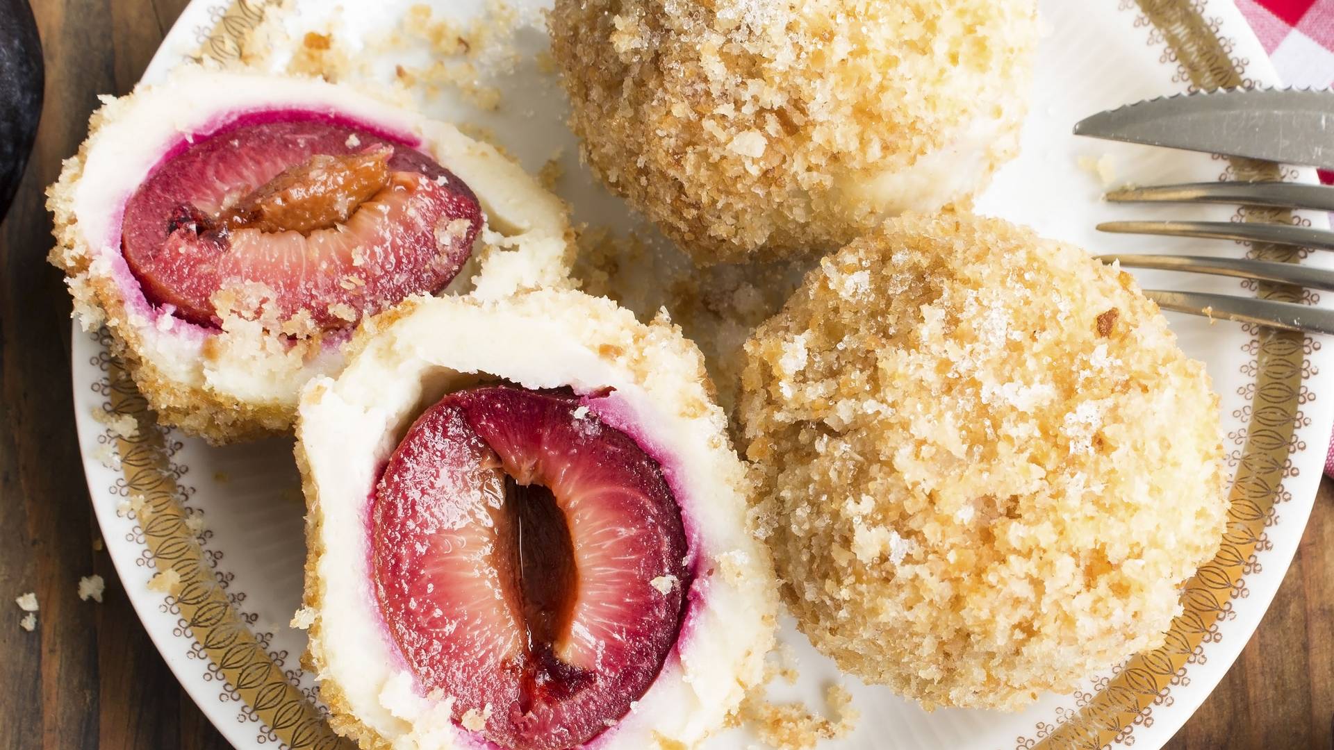 Szilvás gombóc új köntösben: túróval gyúrt tészta az alapja - Receptek ...