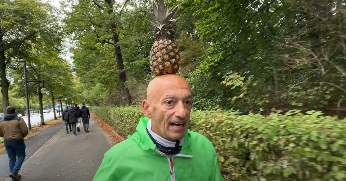 Index - Sport - Ismét ananásszal a fején futotta végig a berlini ...