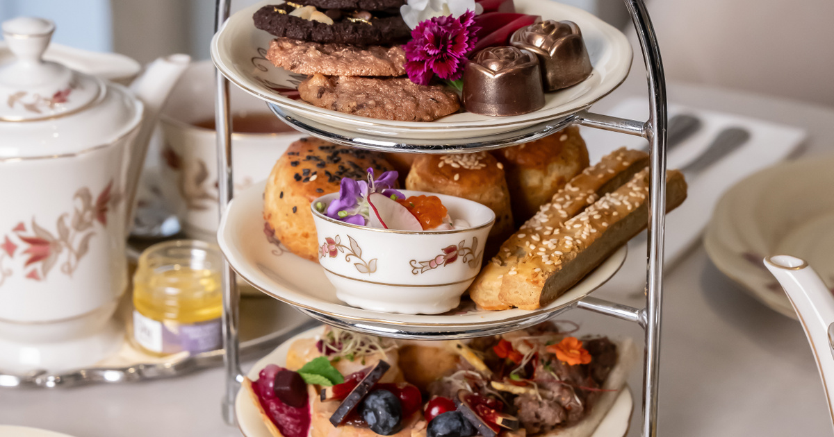 A festive afternoon tea at Zsolnay Café - English - We love Budapest
