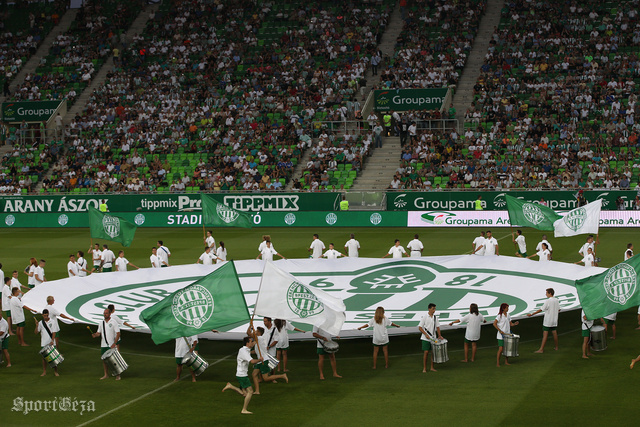 Index - Sport - Bazinagy Fradi-címer a kezdőkörben - Stadiont avatott a ...