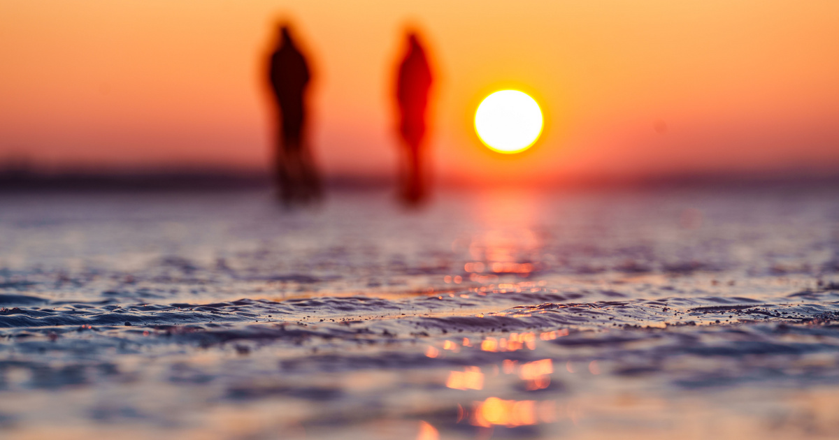 Képgaléria a naplemente színeiben ragyogó, jéggel borított Balatonról ...